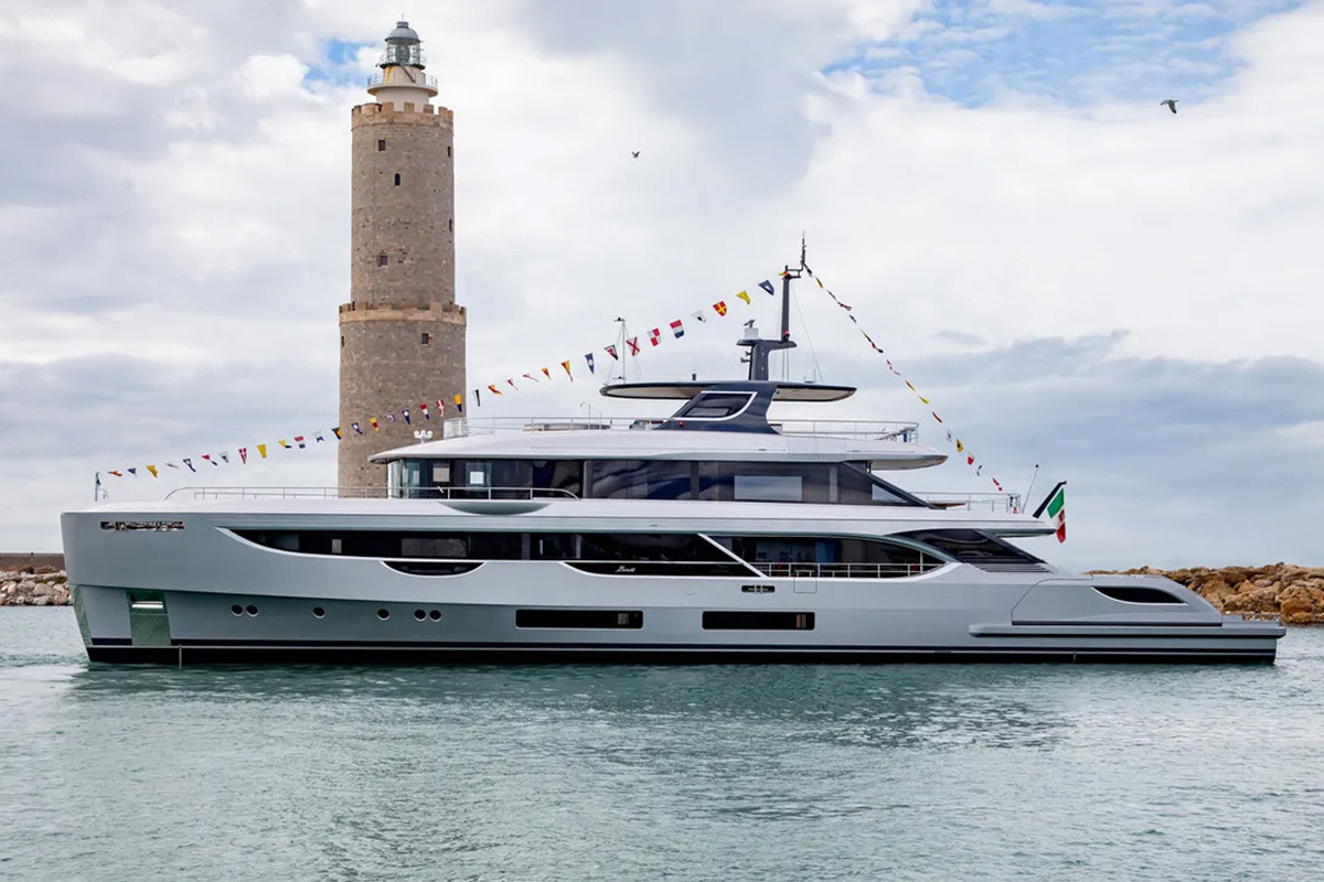 Charter a Benetti yacht OASIS 40 for rent